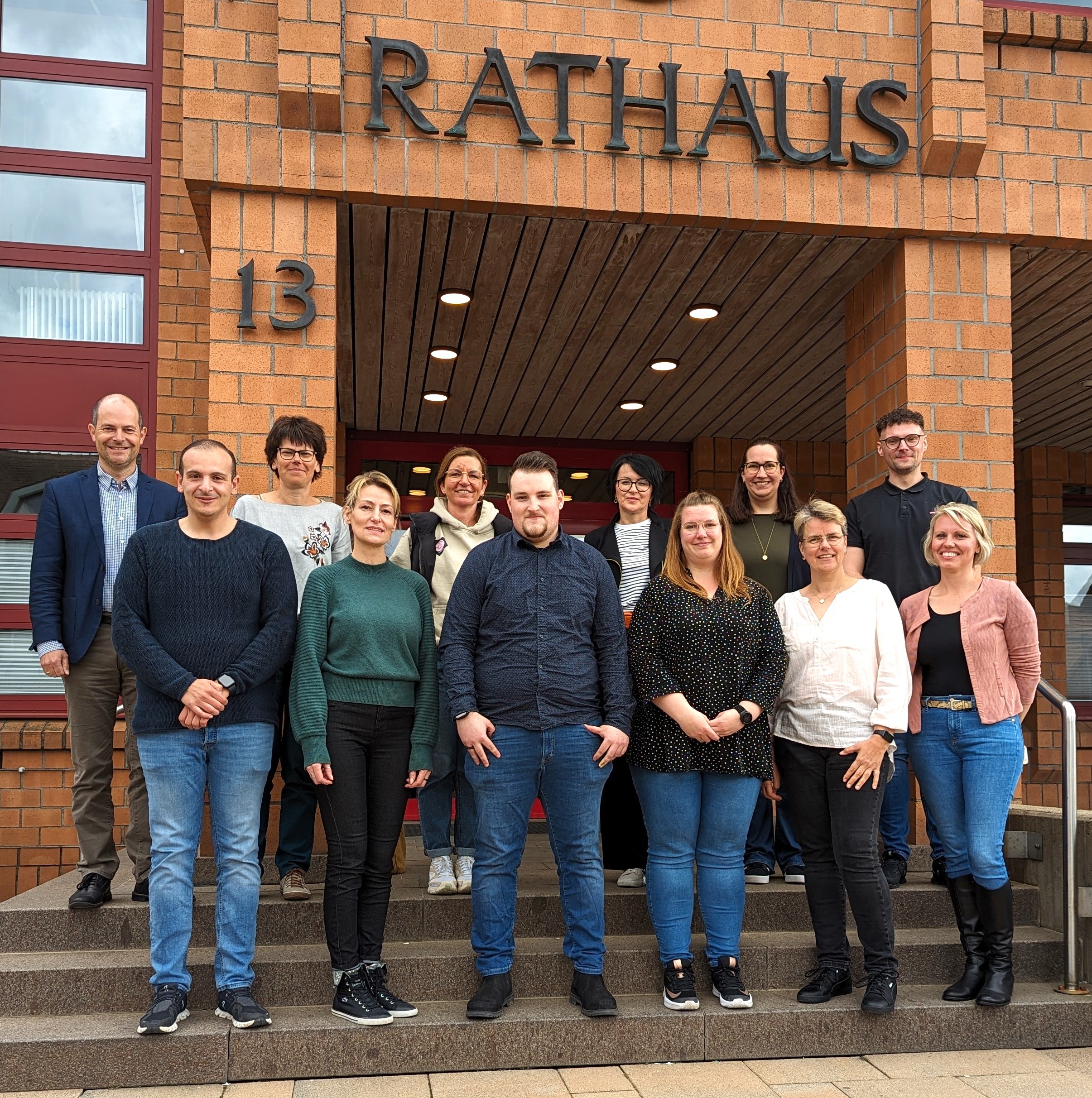 Bürgermeister Dr. Albrecht Eitz freut sich sechs neue Mitarbeiterinnen ...